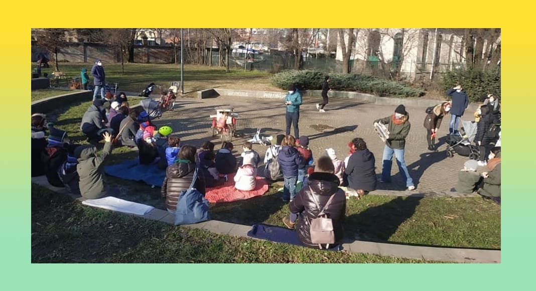 Storia della libraia itinerante che racconta storie all’aperto